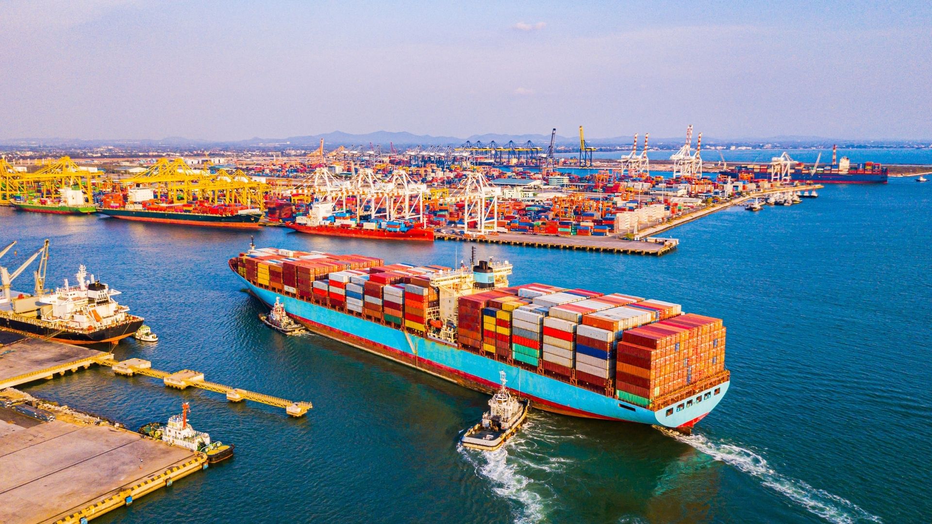 Navigating the Complexities of Cross-Border Logistics - TranspoTrade Navigating the Complexities of Cross-Border Logistics - TranspoTrade